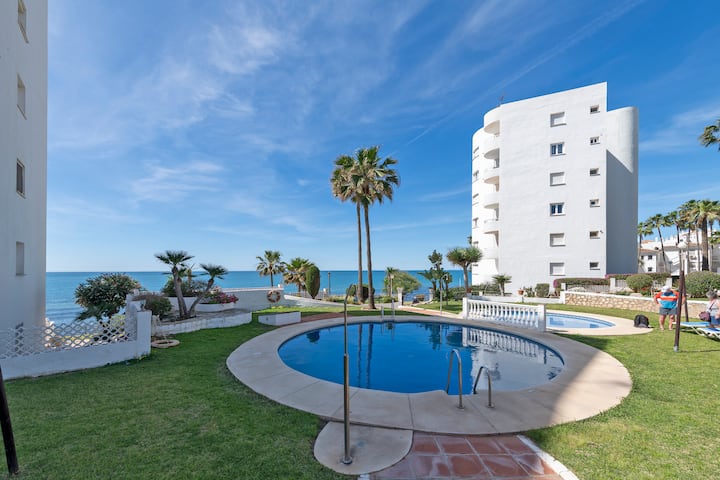 Magnificent Beachfront Studio - Sitio de Calahonda