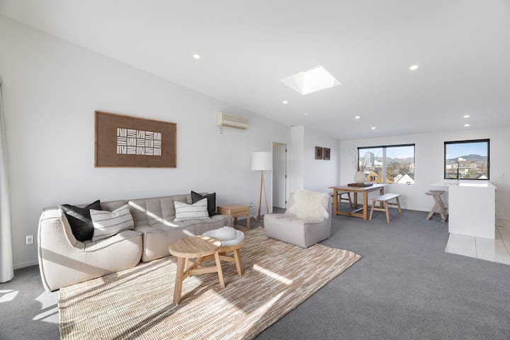 Top Floor Oasis | Pool, Gym + Parking - Christchurch