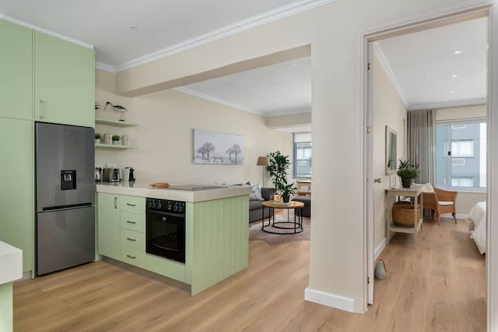 Walk To The V&a Waterfront From A Charming Apartment. - Camps Bay