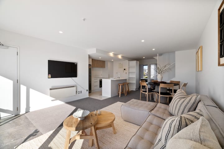 Chic Cbd Retreat: Sleeps 7, Pool, Gym & Parking X2 - Christchurch