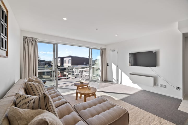 Chic City Escape | Sleeps 7 + Pool, Gym & 2 Parks - Christchurch