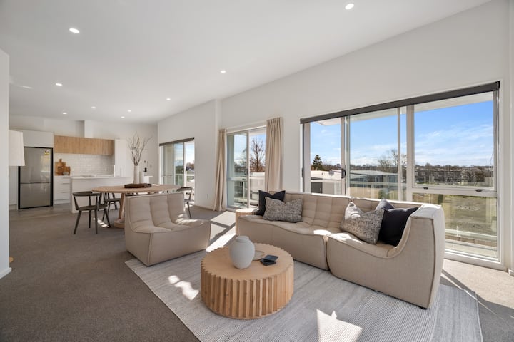Refined Executive Stay Stylish City Apartment - Christchurch