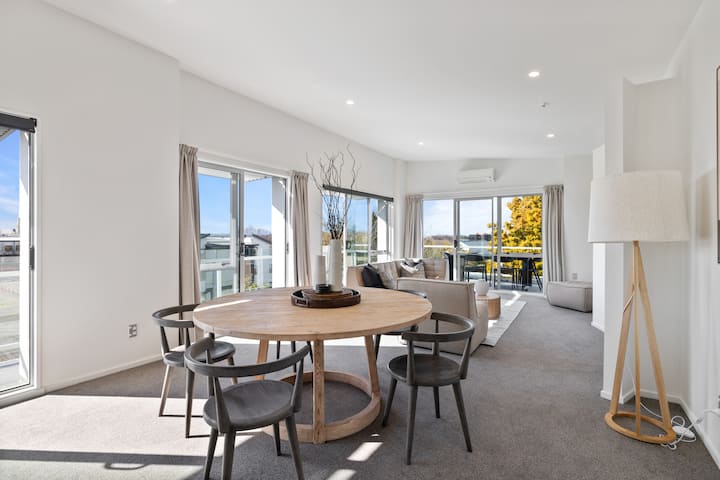 Stylish City Apartment, Gym, Pool + Parking - Christchurch