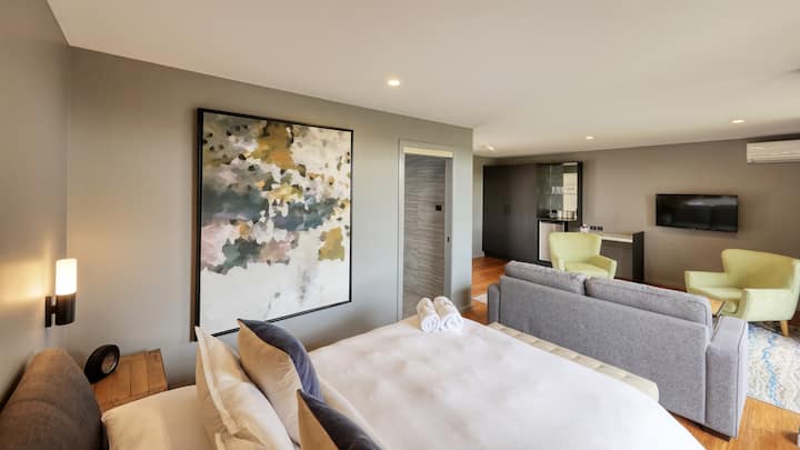 Blue Jacket - Lrg Queen Suite - Canowindra