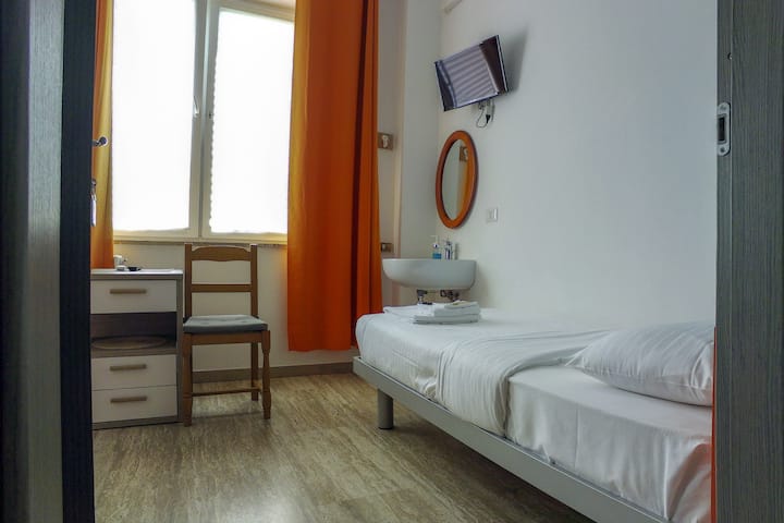 Woodhouse Bike Hotel - Camera Doppia Economy - Cinisello Balsamo