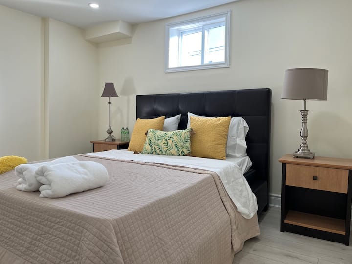 Near Sheridian College Deluxe Double Bedroom - Oakville