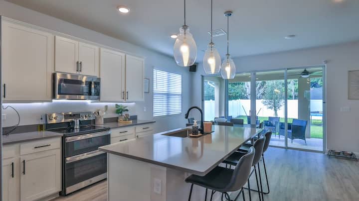 Beautiful Large Modern Home - DeLand, FL