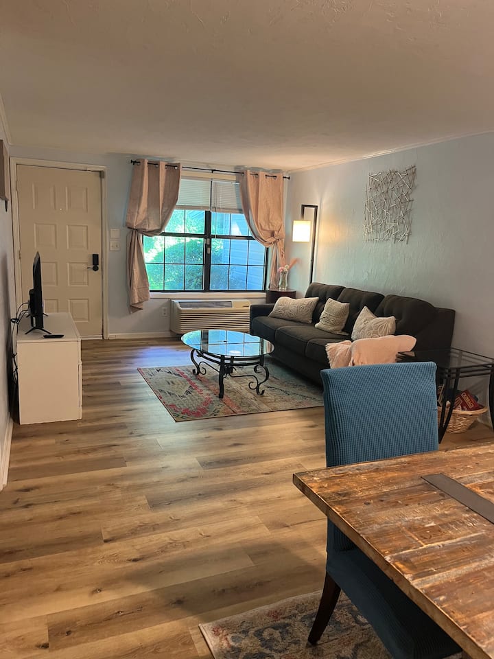 Condo 1 Mile From Uf &Shands Perfect For Long Term - Gainesville, FL