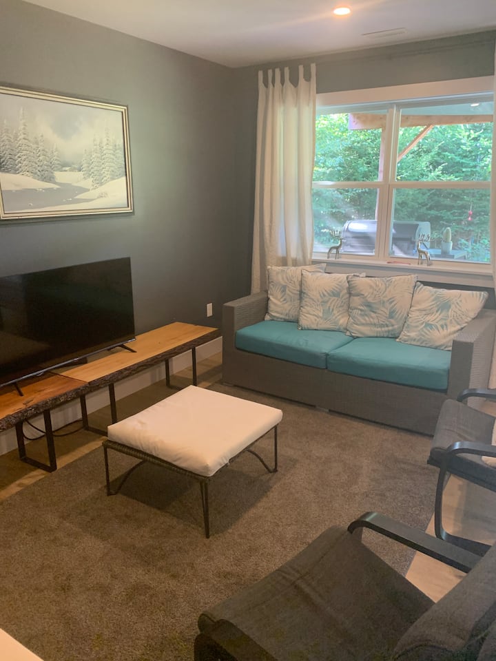 Luxury 2 Bed 1 Bath Apartment - Bedford