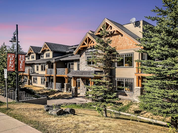 Family Friendly Creekside Condo - Canmore