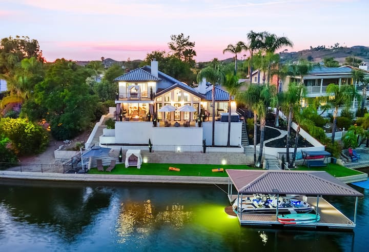 White Wake - Hot Tub | Lake Front | Luxury | Views - Canyon Lake, CA