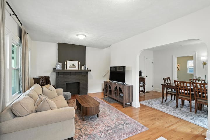 Duplex Apartment Near Downtown With King Bed - Northridge, OH
