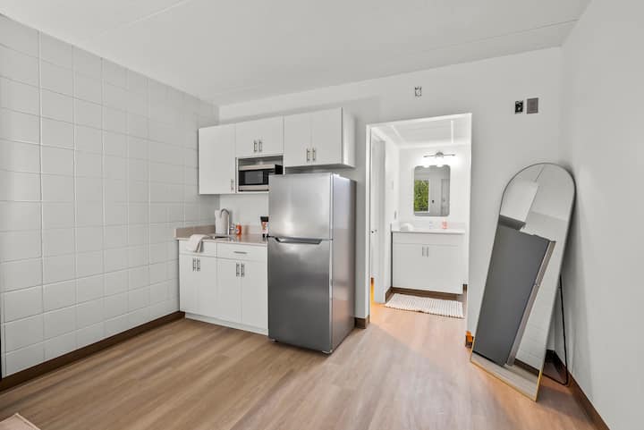 Downtown Cf Renovated Main Level Studio W/ Parking - Cedar Falls, IA