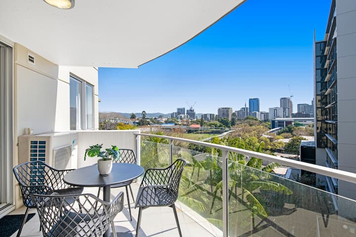 Two-bedroom Oasis With 2ba, Balcony & Free Parking - Brisbane