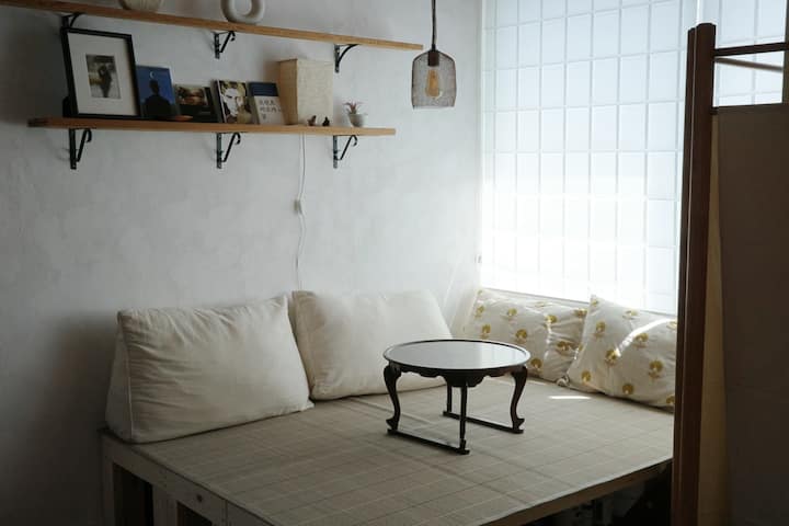 넓은 주방과 거실, 티룸이 있는 연남동 2룸, 침대 3개 - Seoul