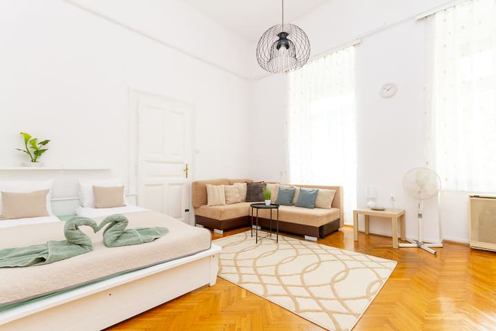 2bdr Spacious Stay Getaway Suite - Budapest