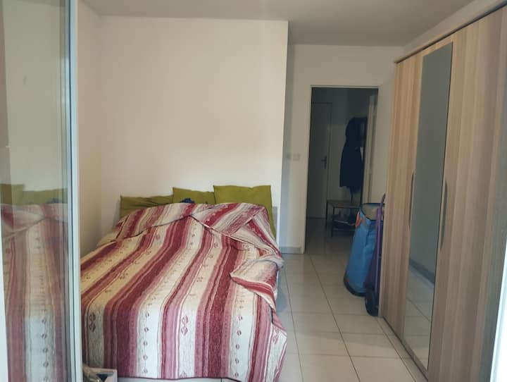 Chambre Appartement T2. C'est Une Colocation - Nîmes