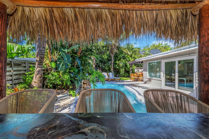 New Tiki Bar~heated Pool! Ping Pong & Pool Table! - Indian Rocks Beach, FL