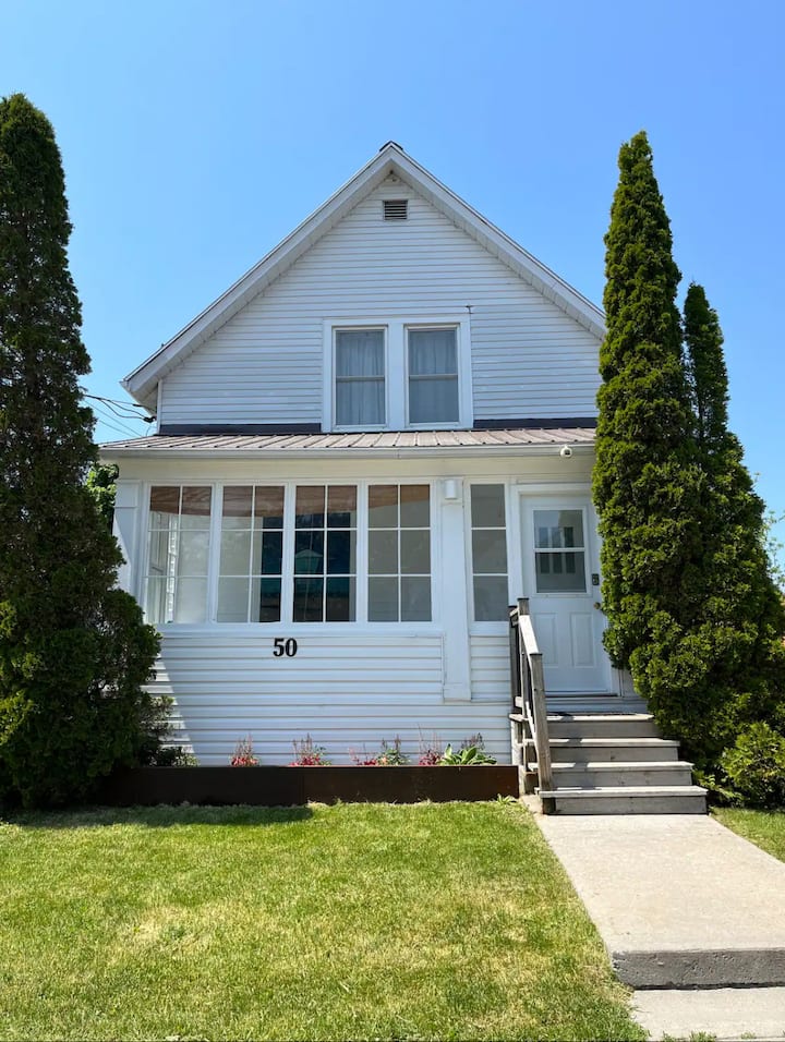 Whole Home With Two Suites In Wellington! - Prince Edward