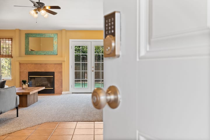 Serenity Villa: Pool, Comfy Beds, Kitchen, Office - Bakersfield, CA