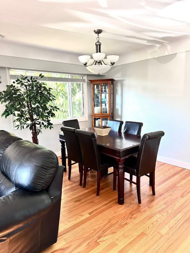 Spacious Top Level 3 Bed House - 빅토리아