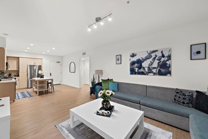 Luxury At The Promenade - Steps From The Spectrum - Irvine, CA