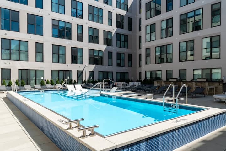 Otr+cbd - 1 King Bed W/gym, Club Room  &  Parking - Cincinnati, OH