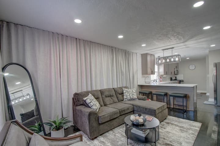 Stylish Home Near Bp/hospitals - Gary, IN