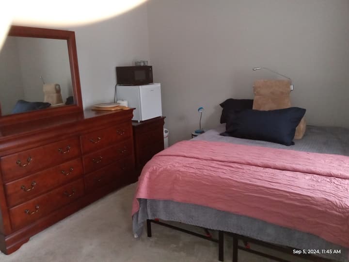 Charming Room In Sunshine House - Raleigh, NC