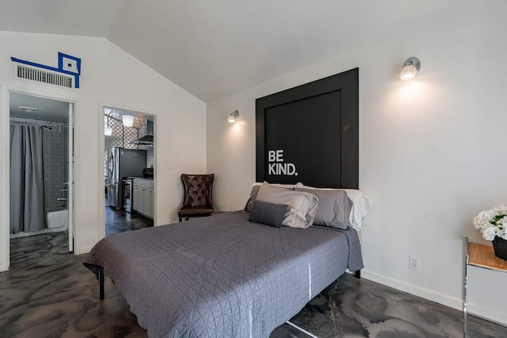 Tempe Cottage | Asu | Pets Ok | 2 Free Bikes! - Tempe, AZ