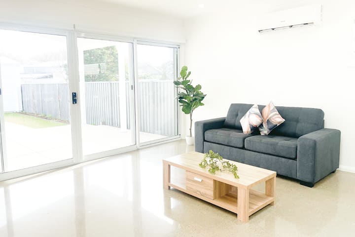 Modern Central Retreat 2 - Wagga Wagga