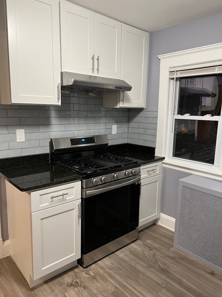 Renovated 2023 Quincy 2 Bedrooms, 6 Minutes To T - Quincy, MA