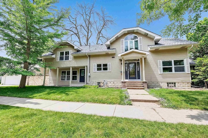 3,500sf- Erb Estate | For Draft Short Stay - Appleton, WI