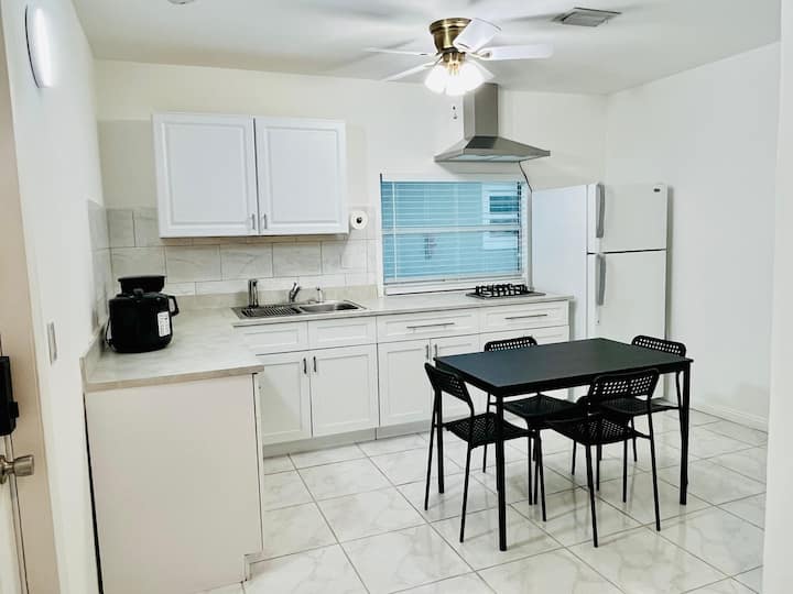 Cozy 2br Apt In West Palm Beach - West Palm Beach, FL