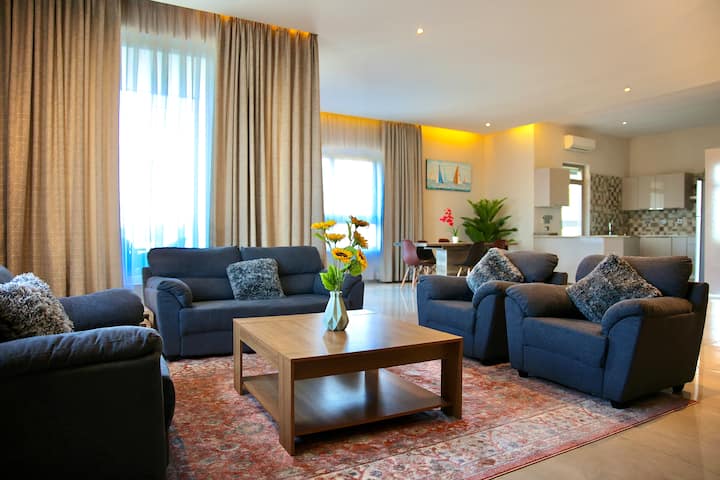 Luxury 3br: Rooftop Pool, Hot Tub & City Views - Accra