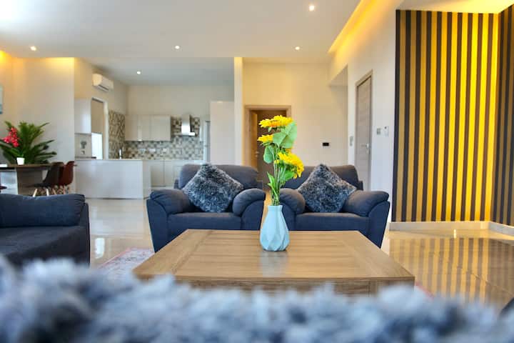 Luxury 3br: Rooftop Pool, Hot Tub & City Views - Accra