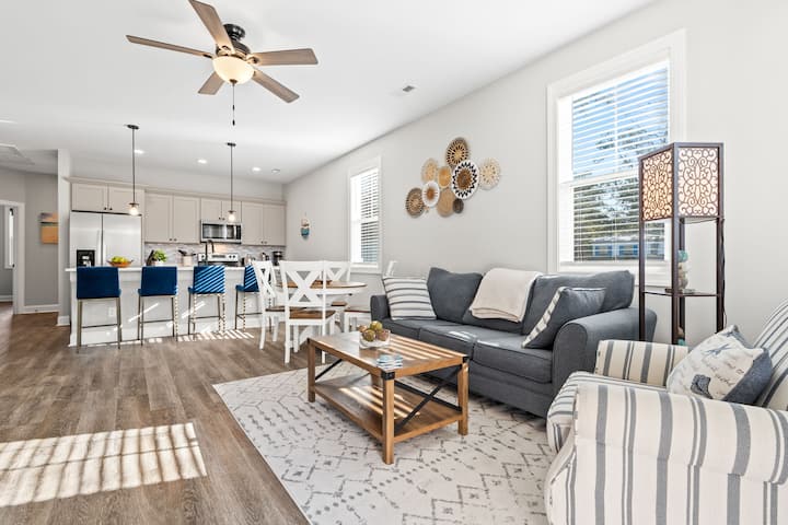 Vitamin Sea - 7 Min Walk To Beach - Sleeps 8 - Oak Island, NC