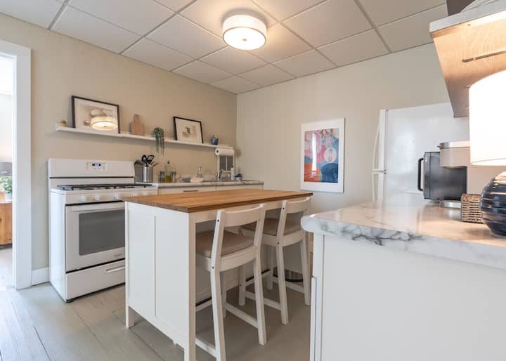 Cozy Vintage Space, Walk To Everything Downtown - Michigan City, IN