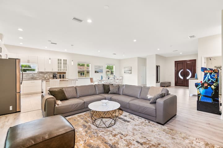 15 Minutes To Siesta Key, Spacious, High Ceilings - Sarasota, FL