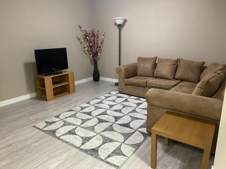 Cozy Cozy Basement - Airdrie