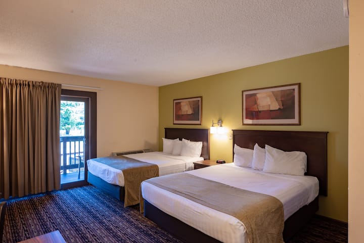 2 Queen Beds Lakeview - Wisconsin Dells, WI