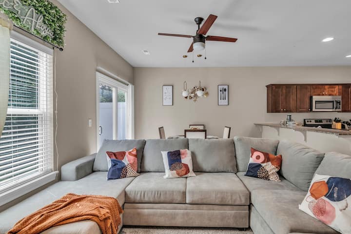 New Pet Friendly Townhome In North Kc - Kansas City