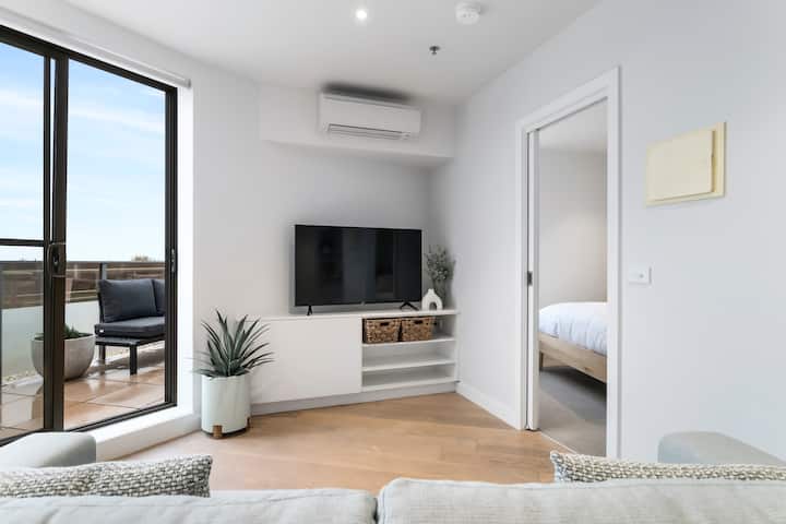 Stylish & Modern W/ Large Balcony, Wifi & Parking - St Kilda