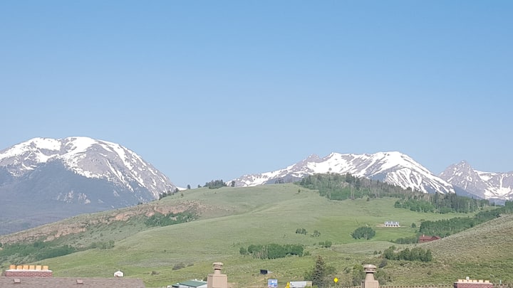 Cheery Condo With Amazing Views! - Dillon, CO