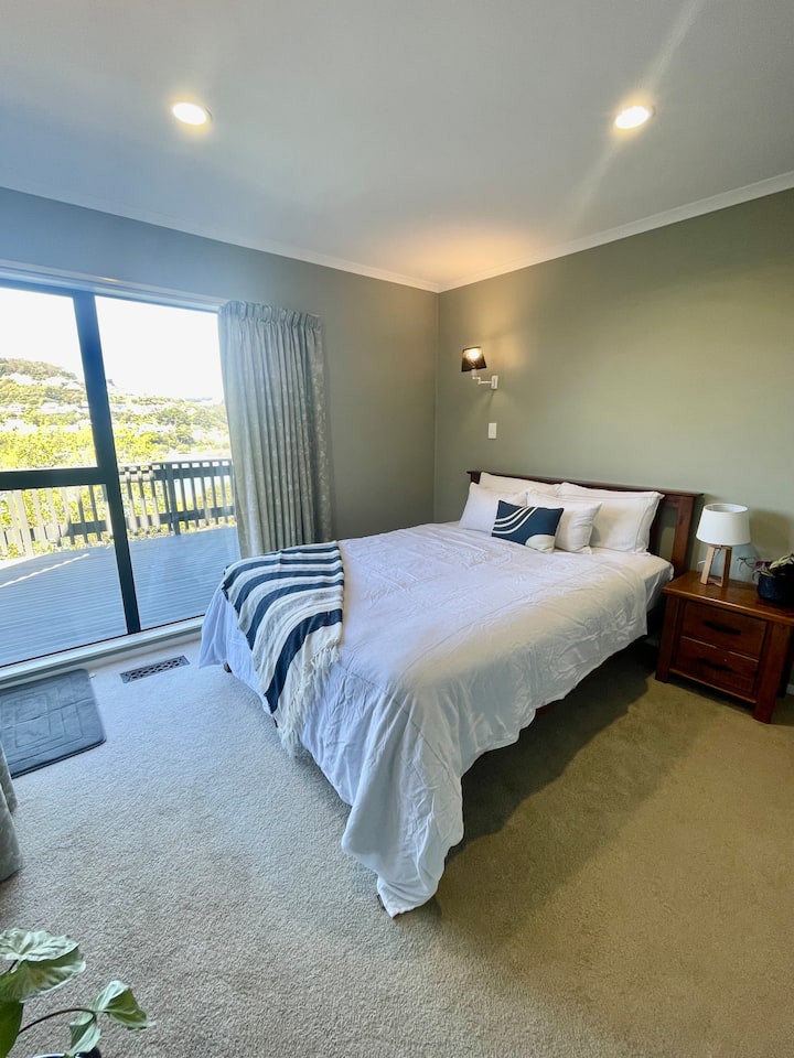 Sunny Coastal Retreat, Porirua - Porirua
