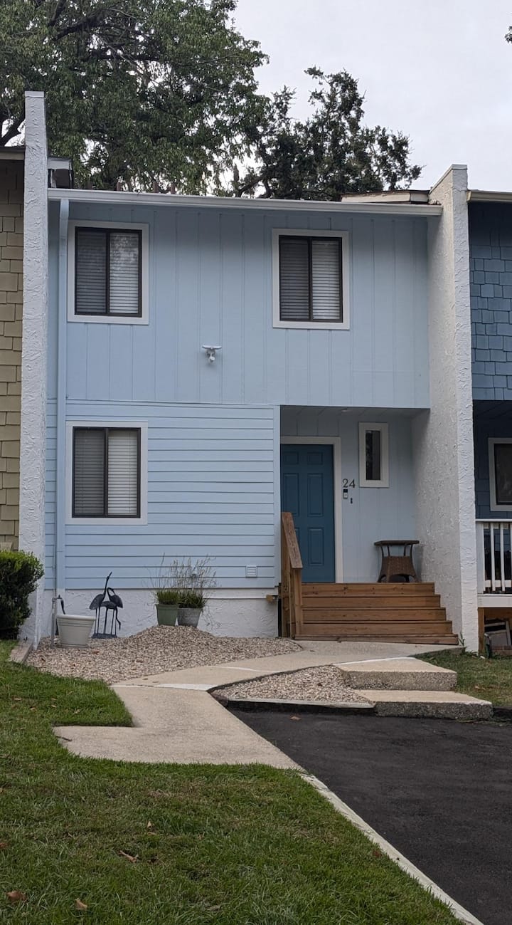 Comfy And Close Tallahassee Townhome - Tallahassee, FL