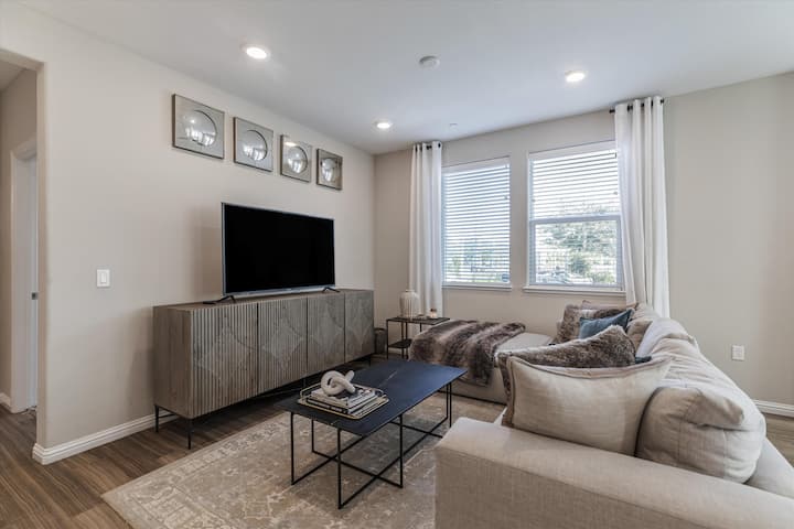 Luxe 2bd Condo W/ Amenities - Morgan Hill