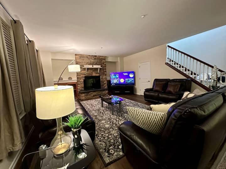 R2: Lovely Villa: Basketball In Fenced Backyard - Renton, WA