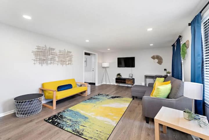 The New Abstract Livin House - Overland Park, KS