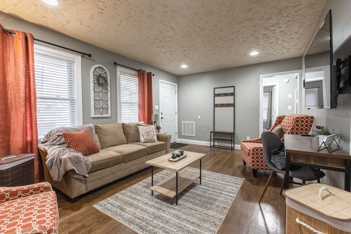 Overland Park Home With King Bed, Pet Friendly - Overland Park, KS